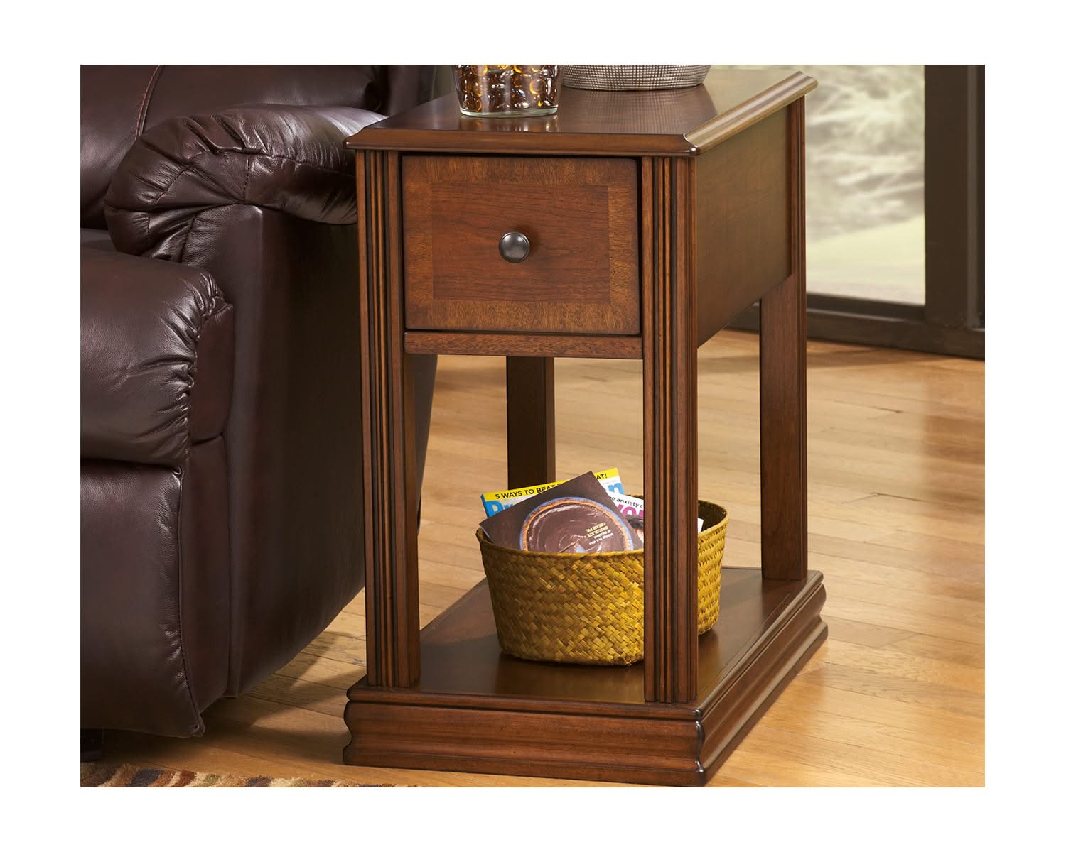 Breegin Chairside End Table – Mikano Furniture